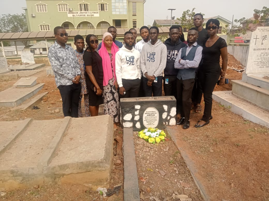 News – UI'SU, Students' Leaders Visit Kunle Adepeju Memorial Graveyard